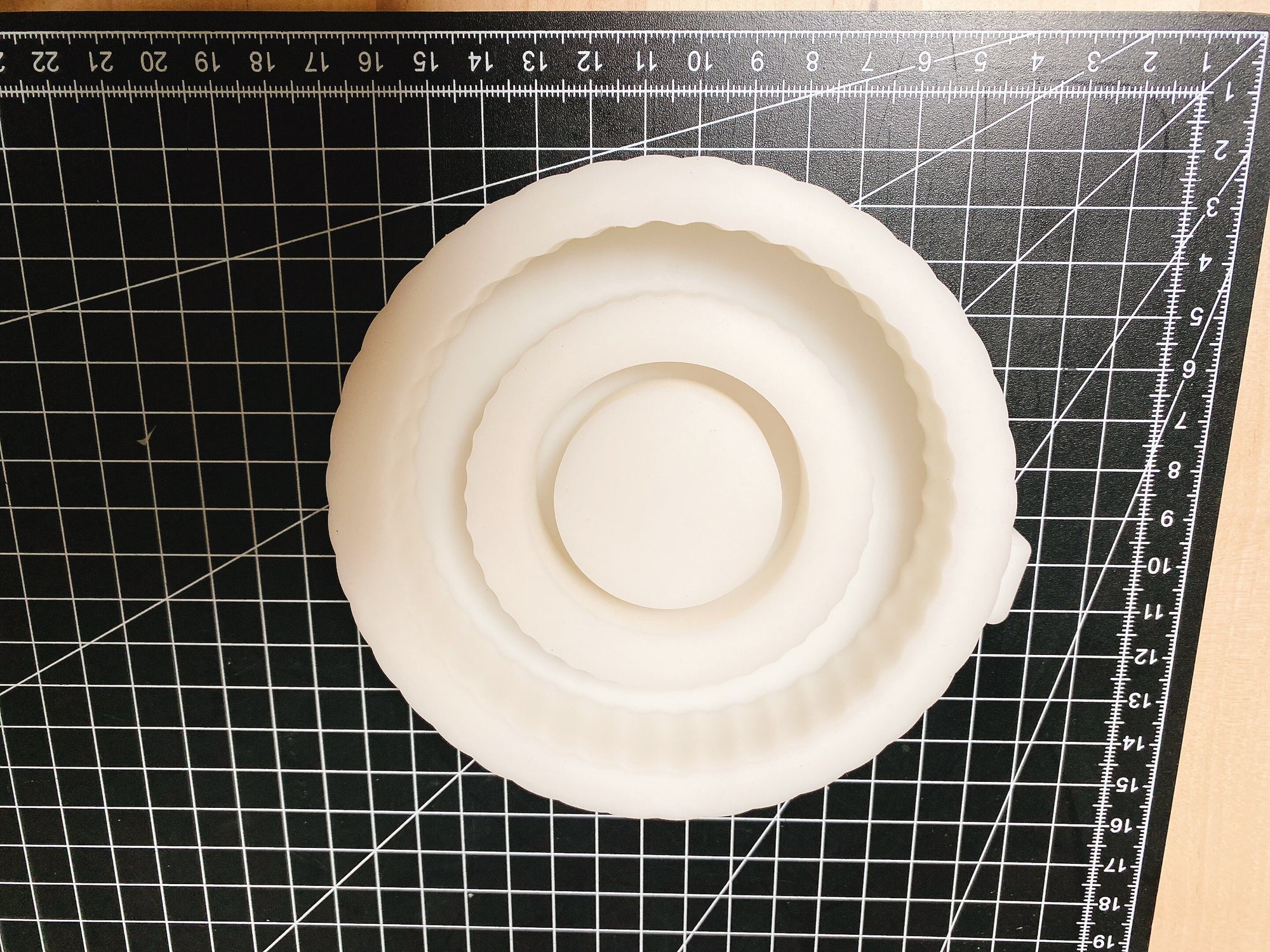 Silikon - Gießform - Stabkerzenhalter mit Rillen Podest